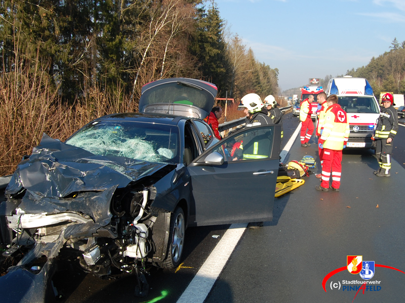 Drei Verletzte bei Auffahrunfall auf A2